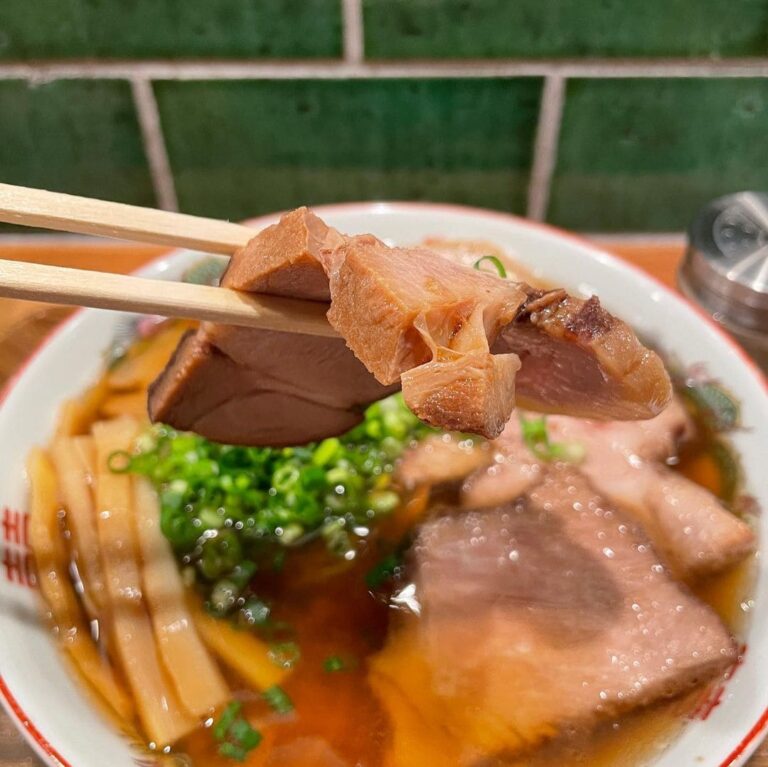 青森県弘前市にある「まつやラーメン」の「チャーシューメン」