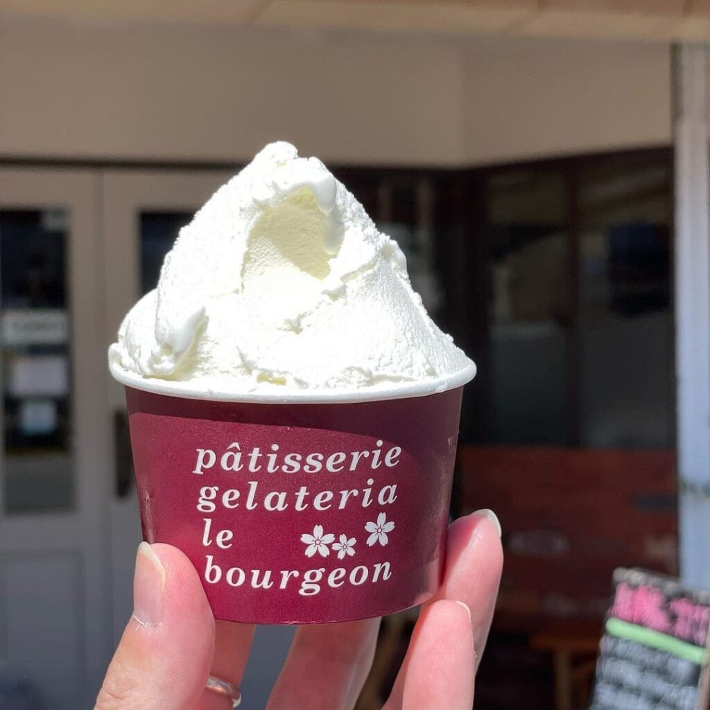 青森県弘前市にある「ルブルジョン」の「ミルクとストラッチャテッラ」