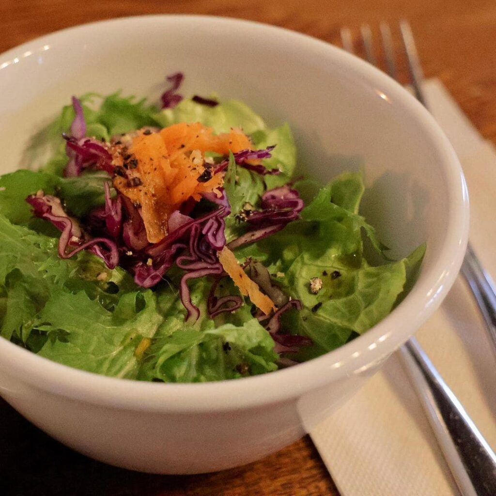 青森県弘前市にある「antique&café ROTTO」の「フワフワ卵のオムライス 〜自家製ケチャップとチーズソース〜サラダ付き」